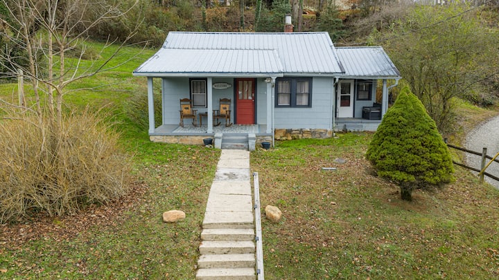 Firepit + Walk Downtown | Bryson City Retreat - Bryson City, NC