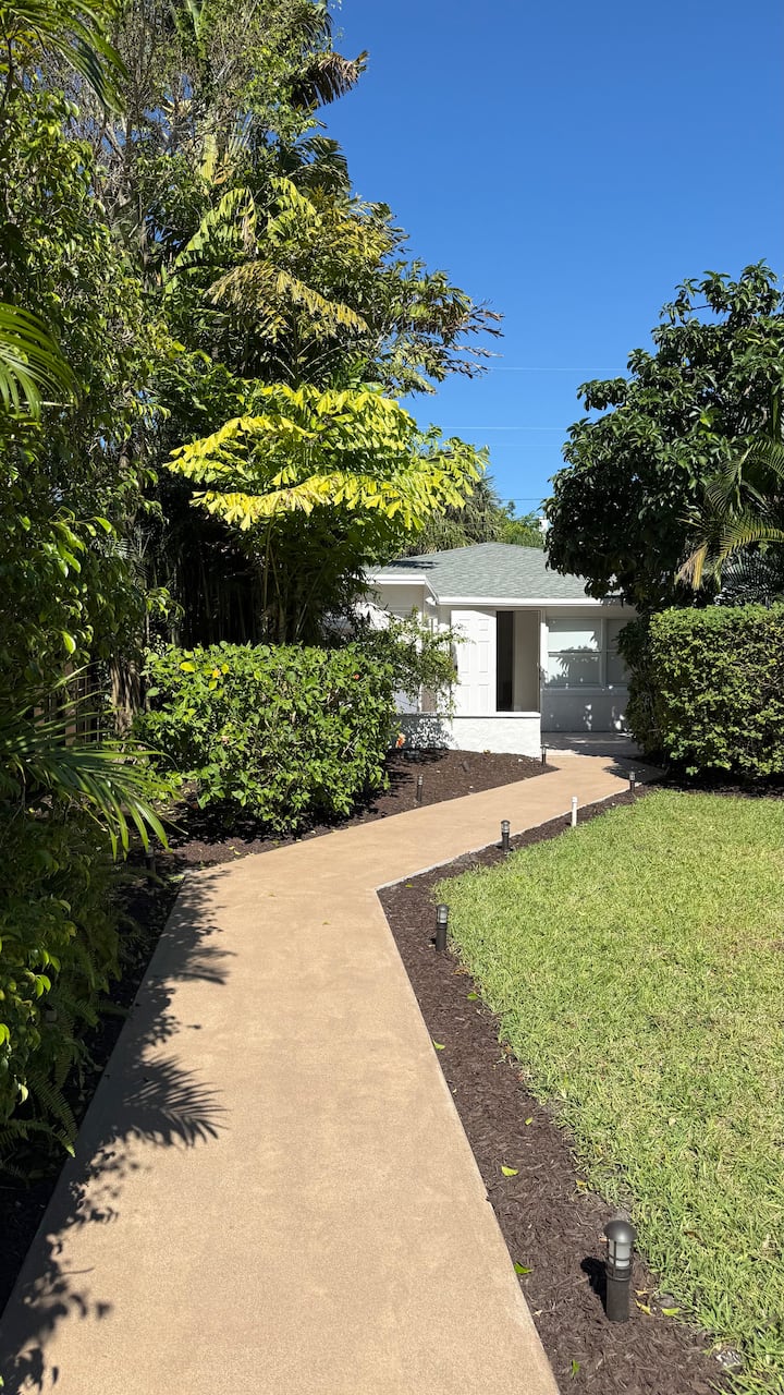 Cozy 2-bedroom Home Surrounded By Nature - West Palm Beach, FL