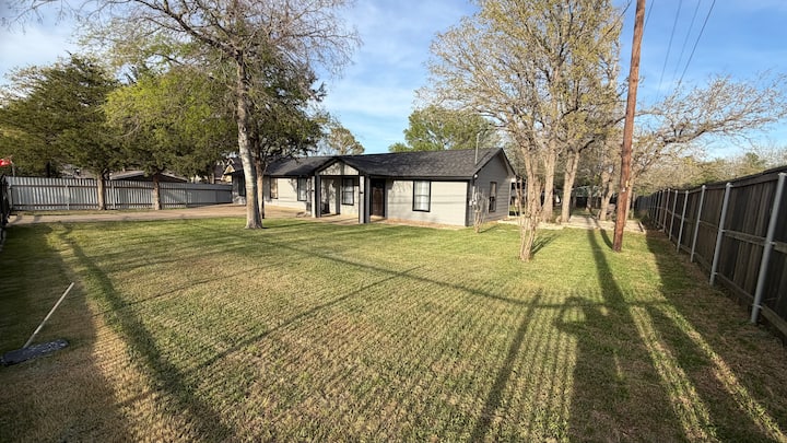 The Blue Retreat - Bastrop, TX