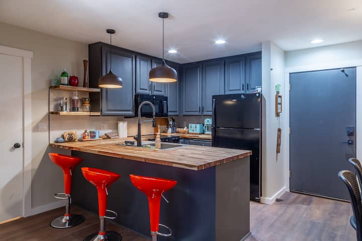 Ski In Canyon Lodge Modern 1 Bdrm Pacman & Garage! - Mammoth Lakes, CA