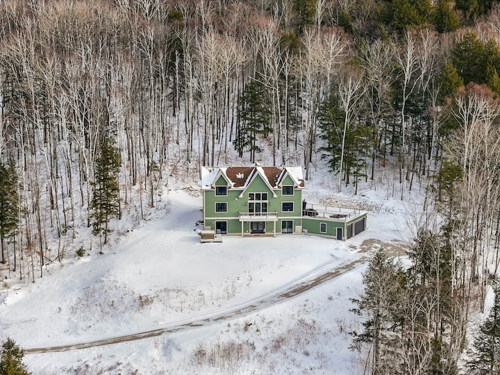 Mountain Views & Hot Tub! - New Hampshire