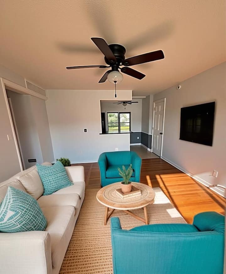 Charming 3 Bedroom Home Downtown Overland Park - Overland Park, KS