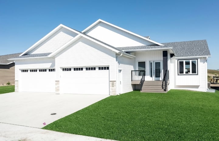 Great For Groups! Brand New - 6 Bedrooms! - Bismarck, ND