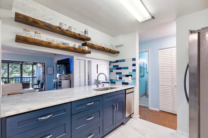 Peaceful Poolside Retreat Near Downtown & Beaches - Gulfport, FL