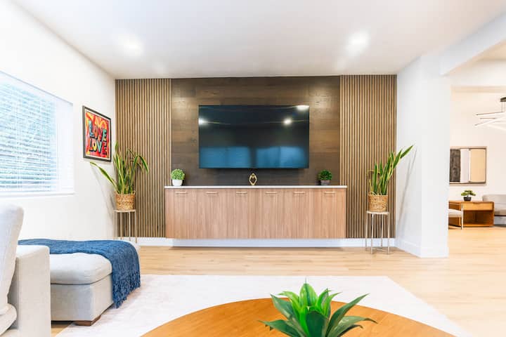 7br Modern Home W/ Large Yard & Parking Spots - Burien, WA