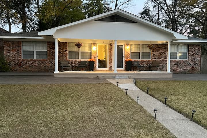 Spacious And Convenient 2 Bedroom Blocks From Usm - Hattiesburg, MS