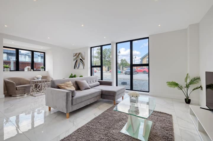 Stunning 4 Bed House With Study In Great Warley - Brentwood