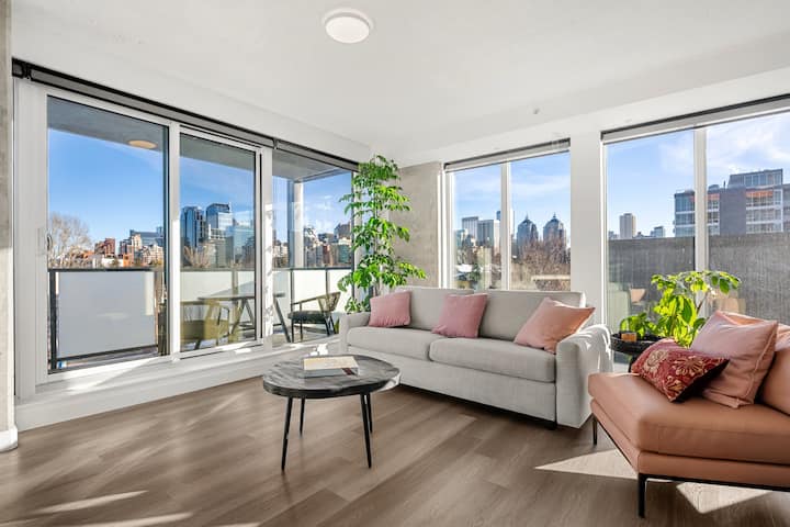 Luxury Downtown Suite • Sleeps 6•ac•free Parking - Canada