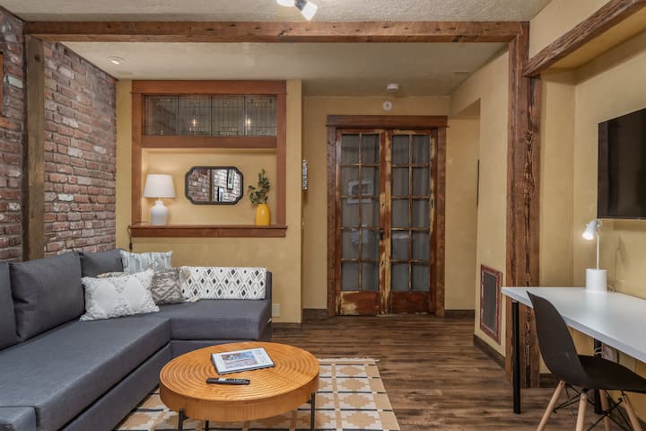 #Stayinmydistrict Sellwood+cozy King Suite - Portland, OR