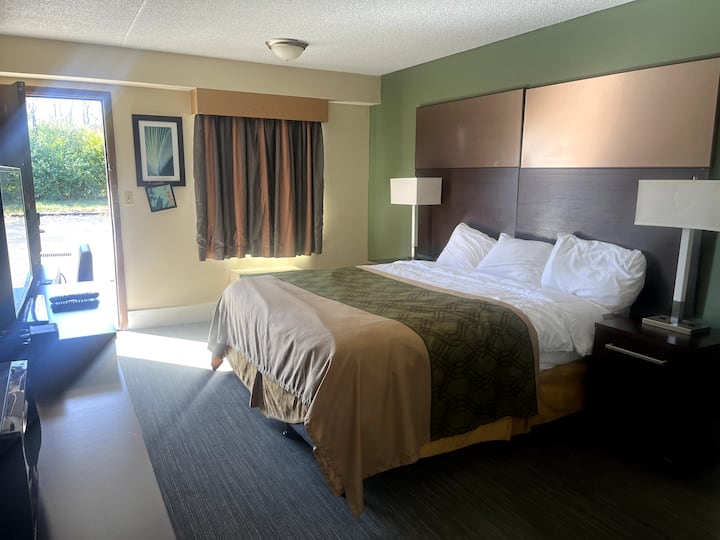 Furnished Studio Near Downtown Pittsburgh - Oakdale, PA