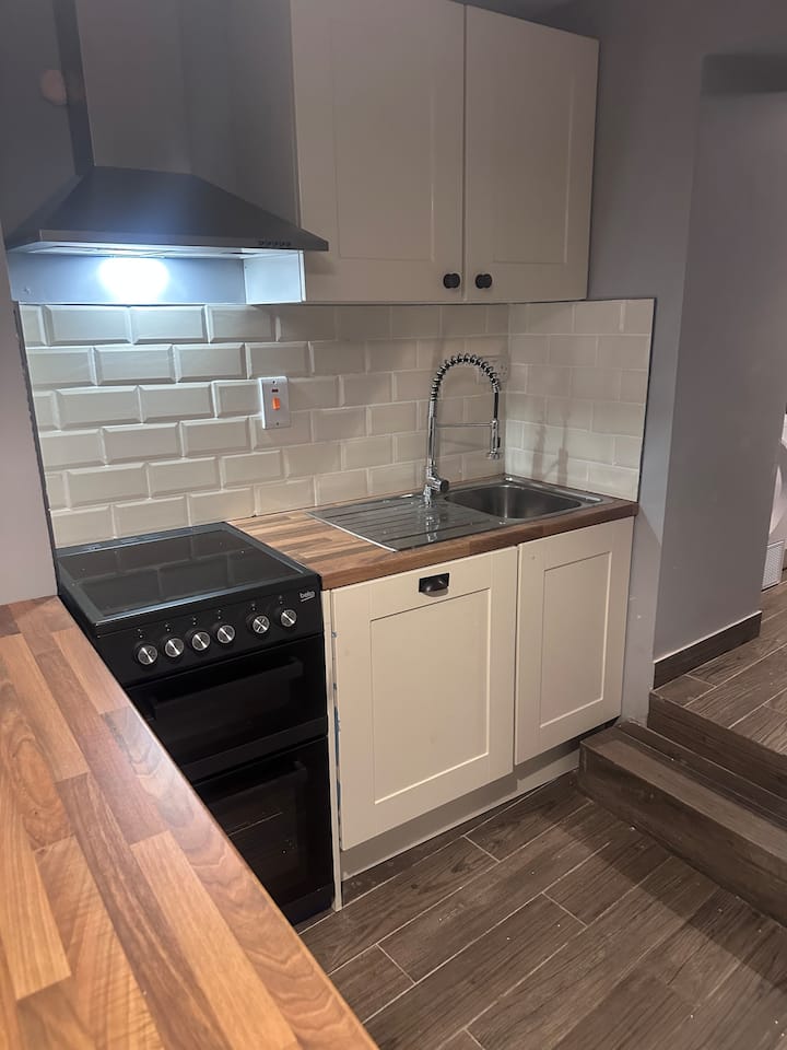 Double Room With Shared Toilet & Kitchen - Cork
