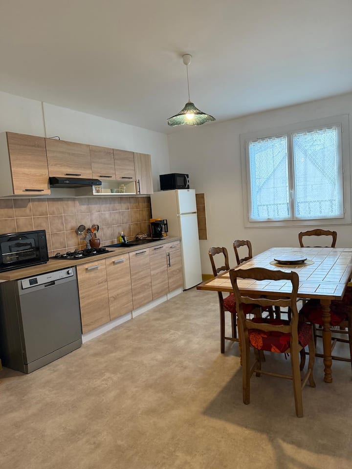 Aux Portes Du Sancy,  Puy Mary Et Château De Val - La Bourboule