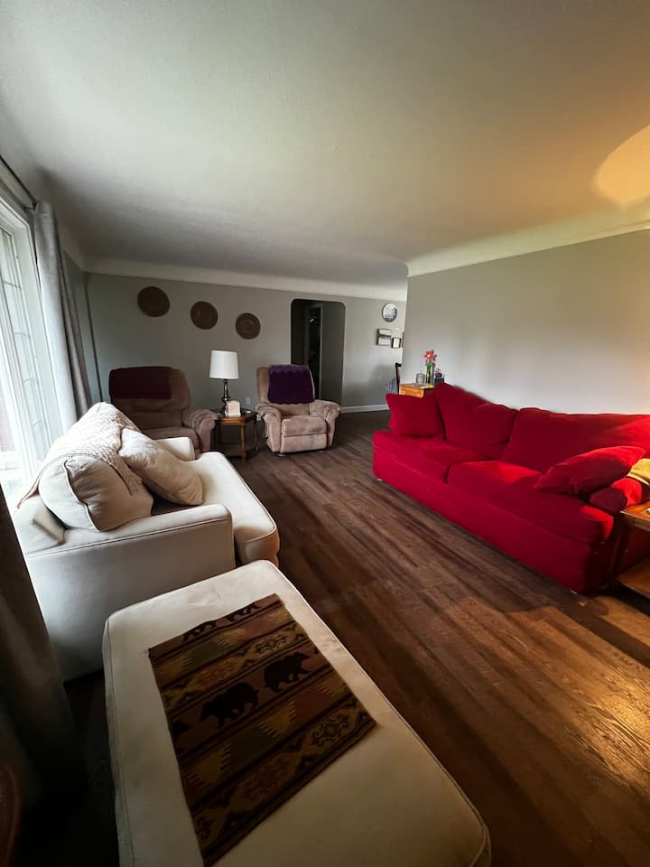 2 Bedroom Ranch Located On A Park - Willoughby, OH