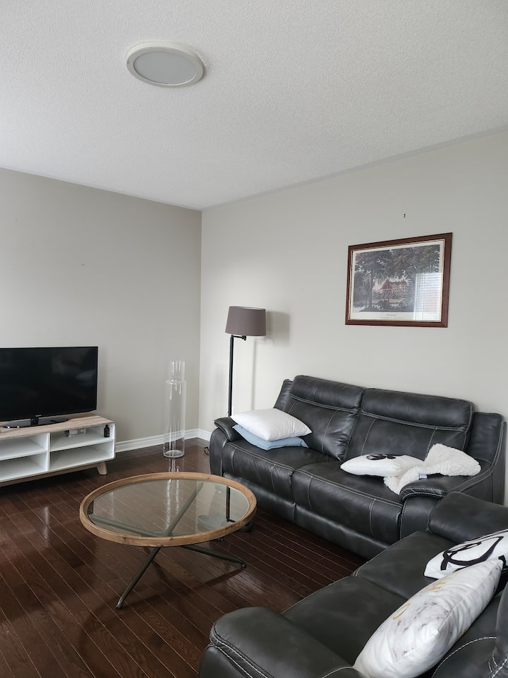 Barrie South Cozy Family Home W/ Fireplace - Barrie