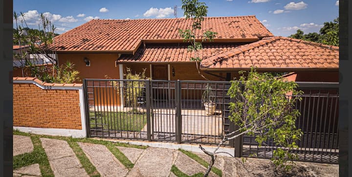 Casa Que Abraça Em ÁGuas De São Pedro - Águas de São Pedro