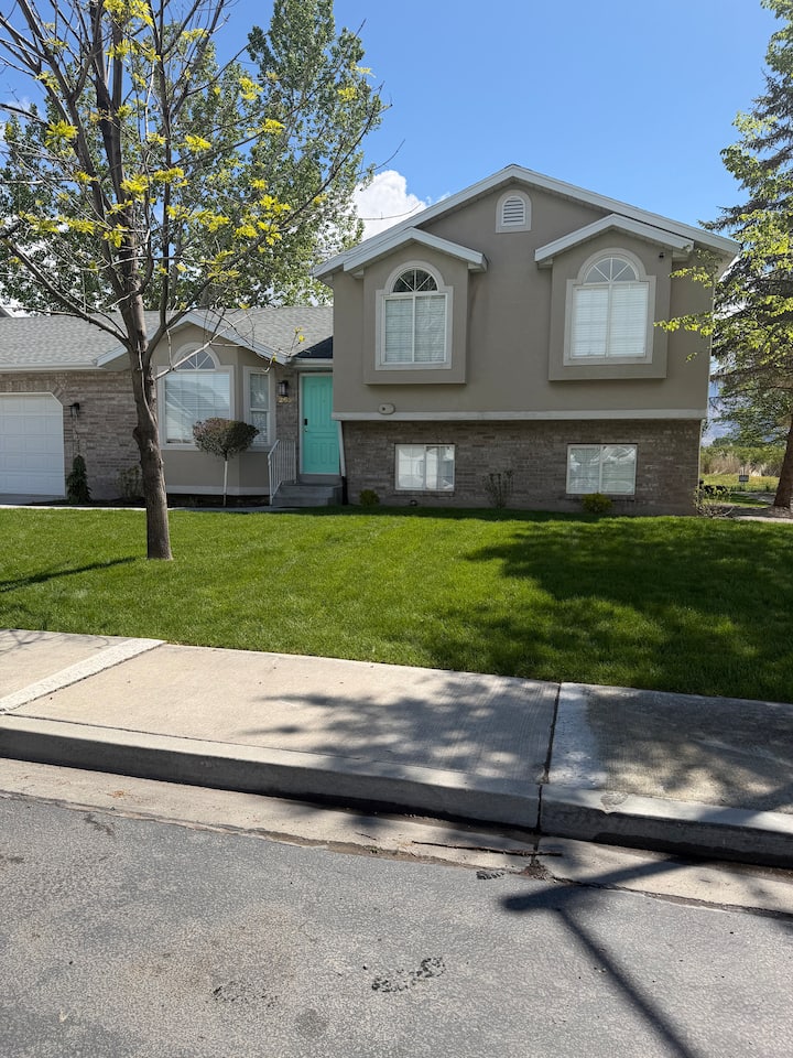 New House & Furniture, Calm Neighborhood
&Spacious - Provo, UT