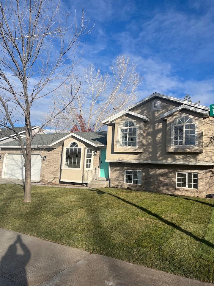 New House & Furniture, Calm Neighborhood - Vineyard, UT
