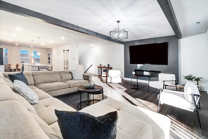 Modern Apartment • Sleeps 8 • Centrally Located - Wake Forest, NC