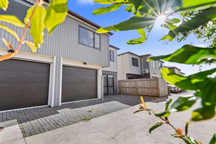 Modern Townhouse With Parking Nr Airport & Manukau - Auckland