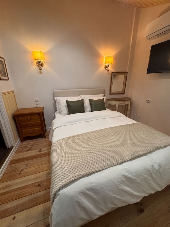 Large Room For Three People. - Barcelona