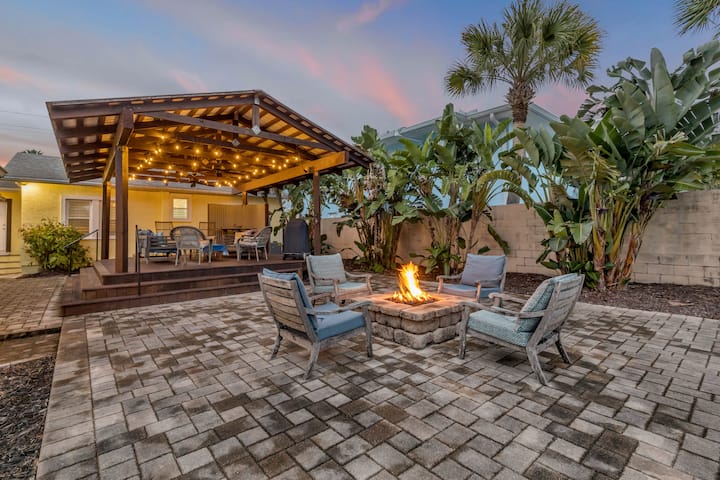 Colorful Nsb Beach Retreat • Stunning Deck Oasis - New Smyrna Beach, FL