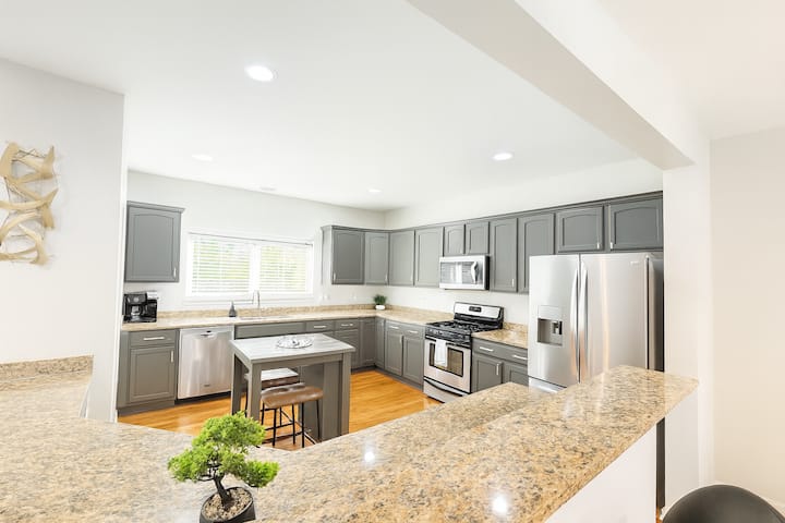 Luxury 4 Bedroom Home Elgin - Elgin, IL