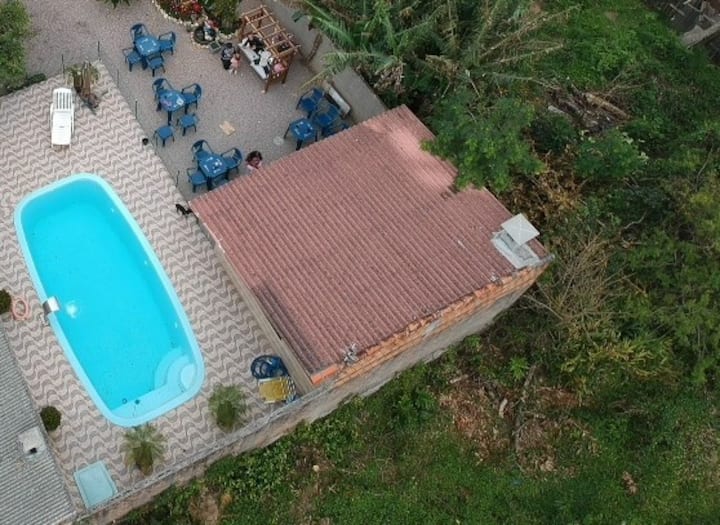 Espaço Durante O Dia Com Piscina Churrasqueira. - Palhoça