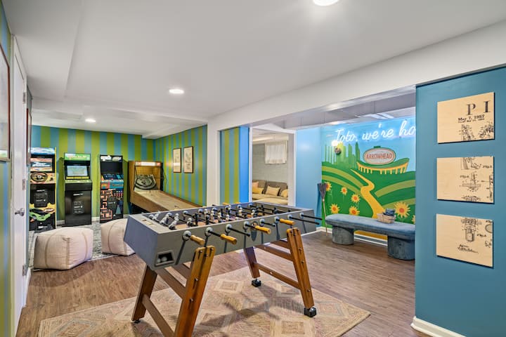 16 Guests ~ Arcade ~ Hot Tub ~ Sauna ~ Fire Pit - Overland Park, KS