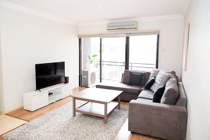 City Retreat • 1br + Balcony & Secure Carpark - 오스트레일리아