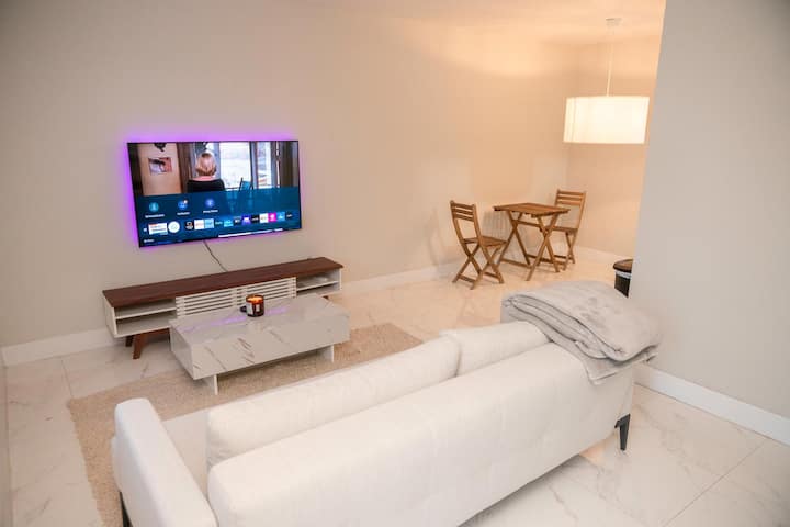 Miami 1br Retreat + Sofa Bed • Patio • Sleeps 4 - Coral Gables, FL