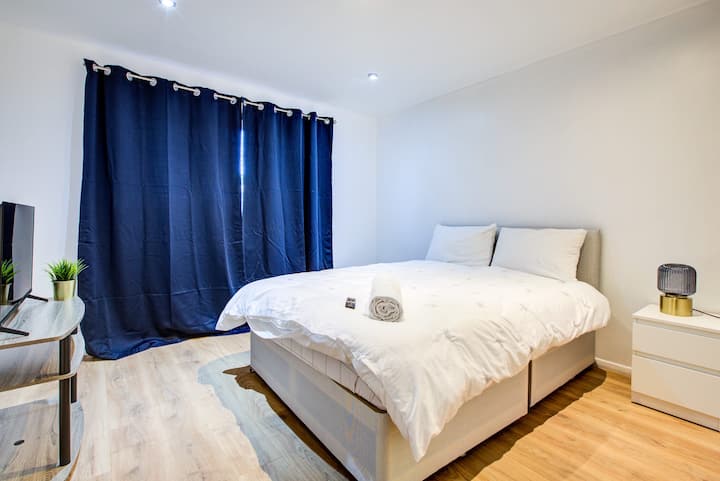 Clean & Cosy 3-bed House With Parking - Southend-on-Sea