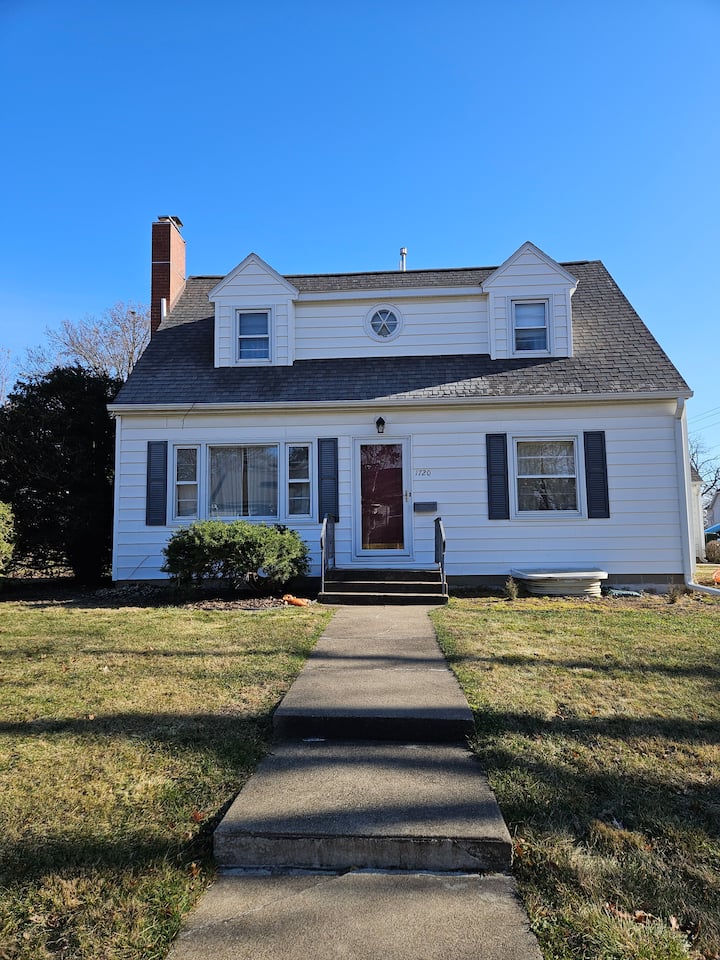 Cozy Cape Cod - Cedar Falls, IA