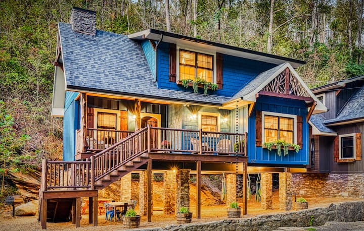 Creekside Luxury Cabin, Hot Tub, Near Downtown - Gatlinburg, TN