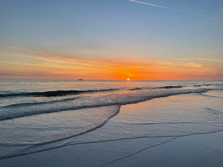 Siesta Key Beachfront - Updated 2br, 2ba Condo - Siesta Key, FL
