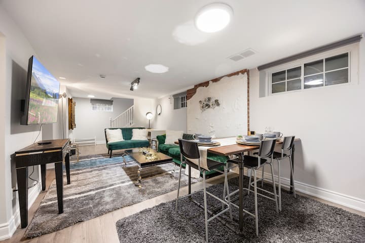 Bright Basement Unit With Complimentary Parking - 마크험