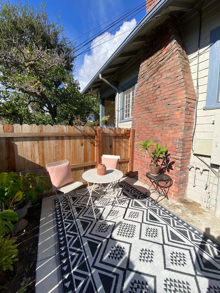 Sunny Downtown Studio, Cozy Patio, Close To State - Santa Barbara, CA