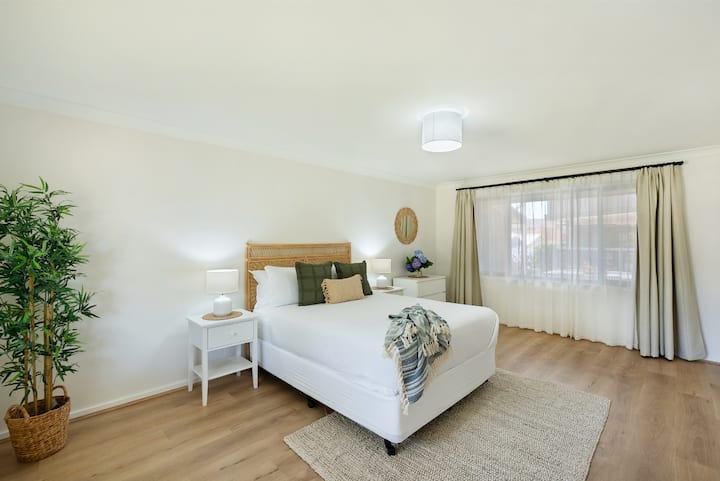 Pearl: Stylish Beach House, Easy Walk To Beach - South Coast