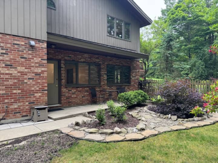 Modern 1 Bed Apt. With The Feel Of Nature - Lansing, NY