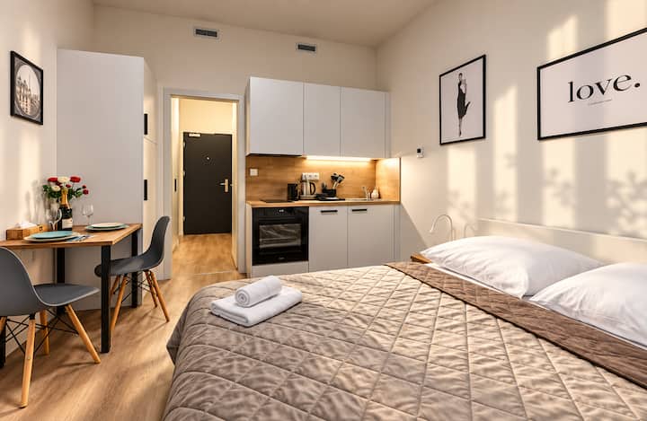 Modern King Studio · 15 Min To Old Town - Praga