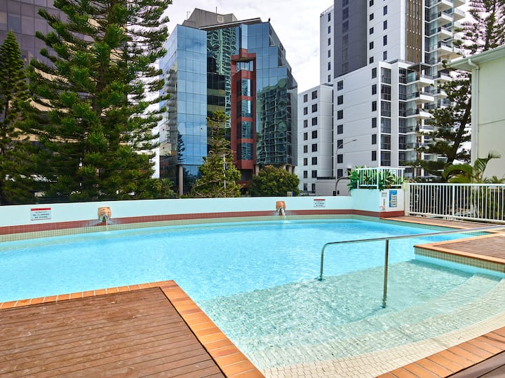 Budget Accommodation In The Heart Of Surfers - Surfers Paradise