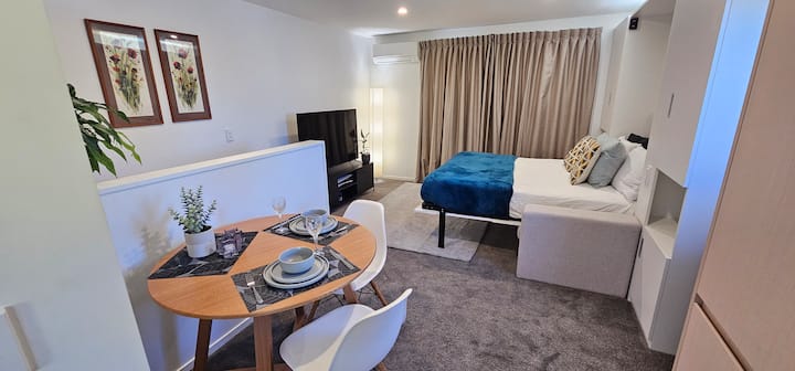 Bright Studio + Balcony In Prime Location - Governors Bay