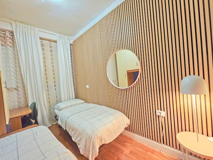 Small & Cozy Room • 2 Single Beds • Metro - Monza