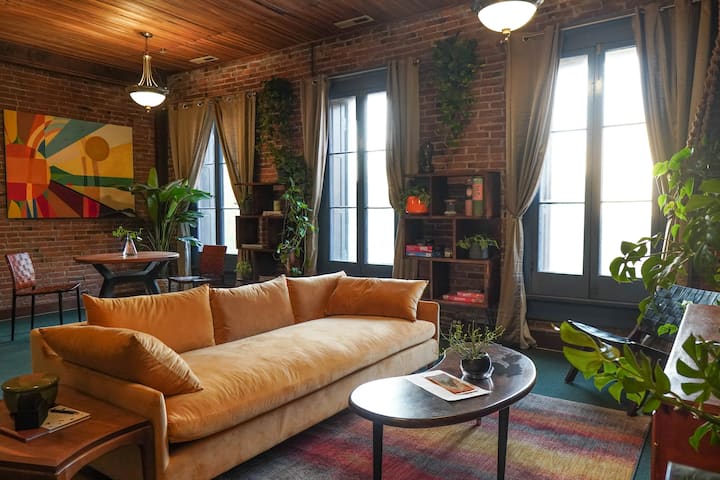 Historic Downtown Loft Above Mcmenimans - Salem, OR