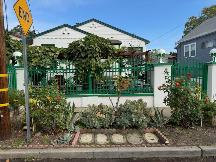 Cozy 2-bedroom Duplex In A Quiet Neighborhood! - Oakland