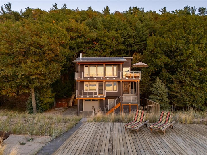 The Sandpiper - Luxury Family Beachfront Escape - Pentwater, MI