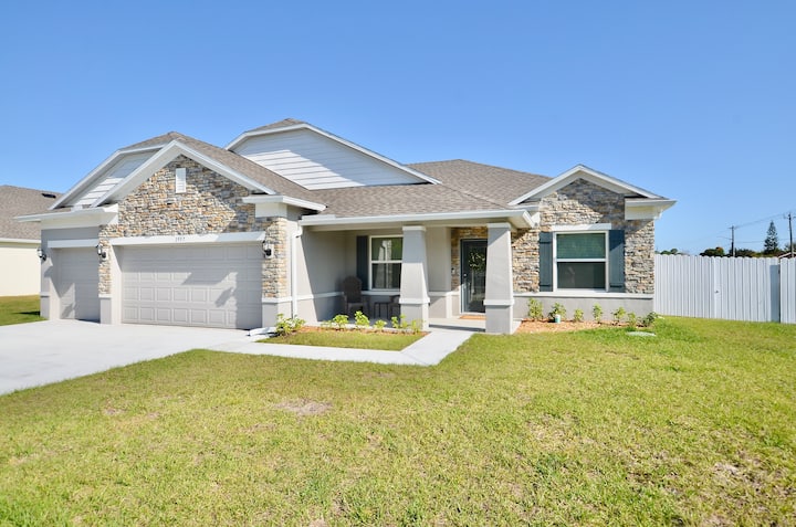 The Melshire Place Fire Pit Game Room Fence - Port St. Lucie, FL