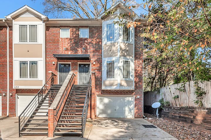 Trendy Townhome | 5mi To Uptown | 3 Bed / 3.5 Bath - Charlotte, NC