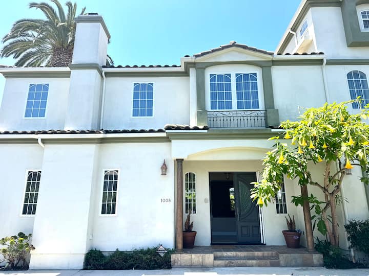 Home For The Holidays! Spacious On Gated Street - El Segundo, CA