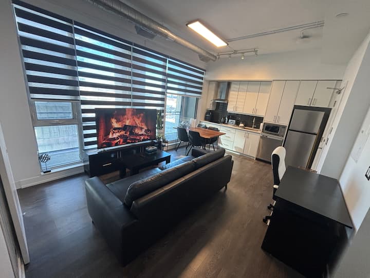 Modern Condominium Residence In Don Mills Village -