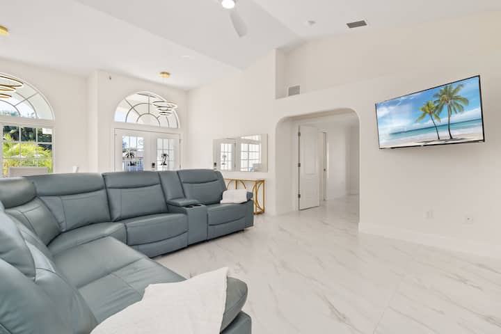 Coastal Luxe Pool Retreat - Near Beach And Shops - Port Charlotte, FL